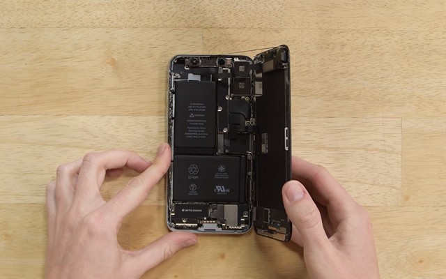 How Apple Crammed A Bigger Battery Inside the Compact iPhone X | Beebom