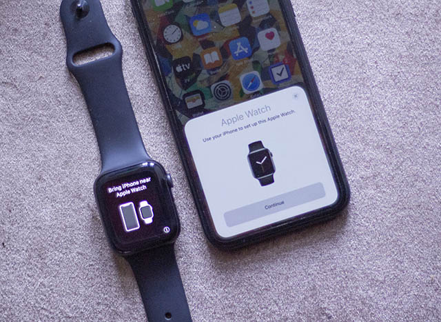 How to Pair/Unpair Apple Watch with New iPhone (All Methods) | Beebom