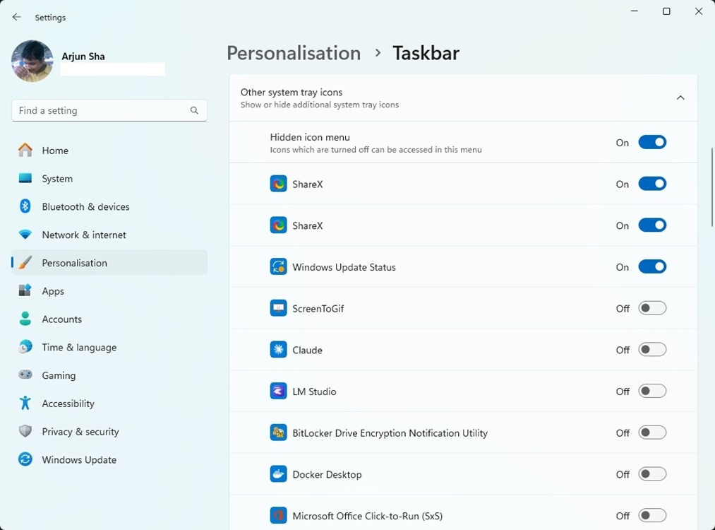 How to Customize the Taskbar in Windows 11 | Beebom