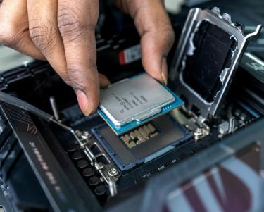 How to Install Intel or AMD CPU on Your Motherboard (2024) | Beebom