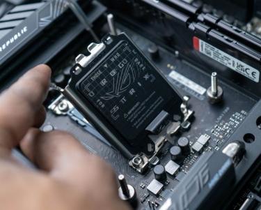 How to Install Intel or AMD CPU on Your Motherboard (2024) | Beebom