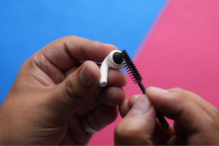 How to Clean AirPods and Charging Case [2025 Guide] | Beebom