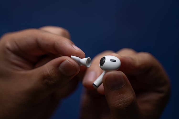 How to Change AirPods Pro Tips (2024 Guide) | Beebom